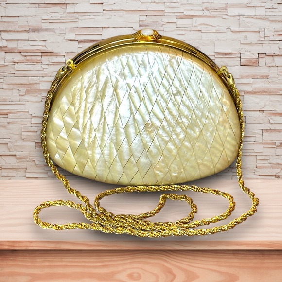 Saks Fifth Avenue | Bags | Vintage Saks Fifth Avenue Clam Shell Clutch ...